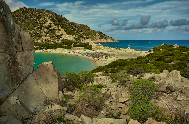 New rules: Popular beach in Sardinia allows umbrellas only for children ...