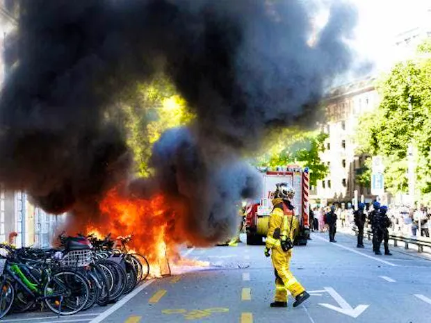 Firecrackers set off, police respond with pepper spray +++ Storefronts ...