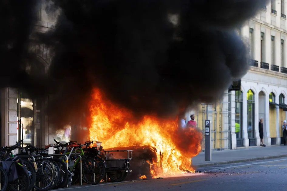 Firecrackers set off, police respond with pepper spray +++ Storefronts ...